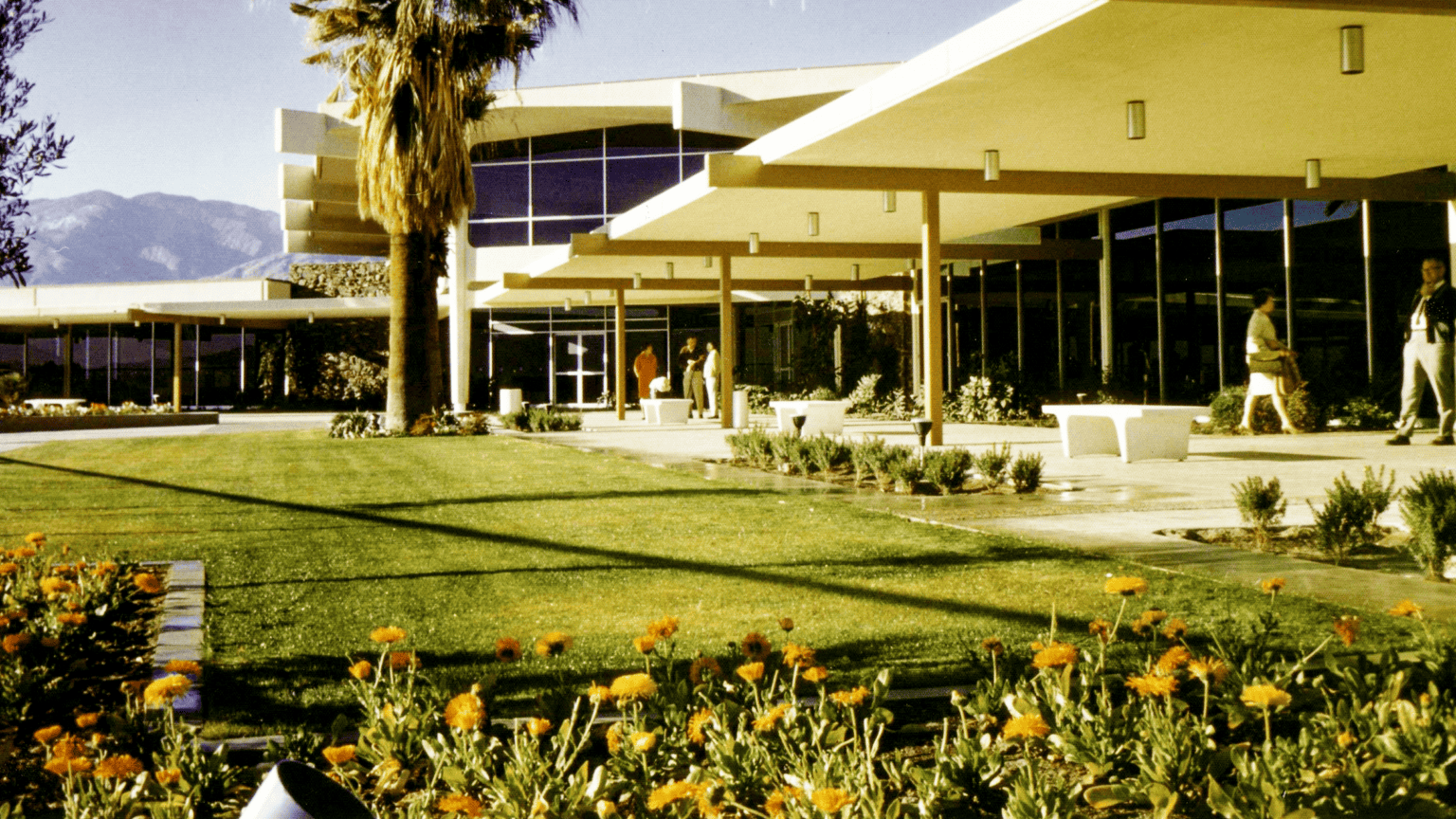 Midcentury Modern Curbside Seating - Palm Springs International Airport ...